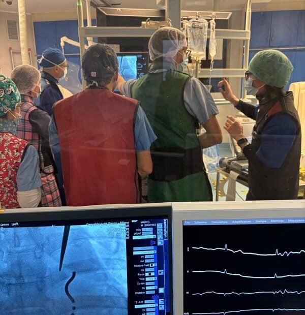 Cardiochirurgia: Intervento d'emergenza con defibrillatore e tecniche ...